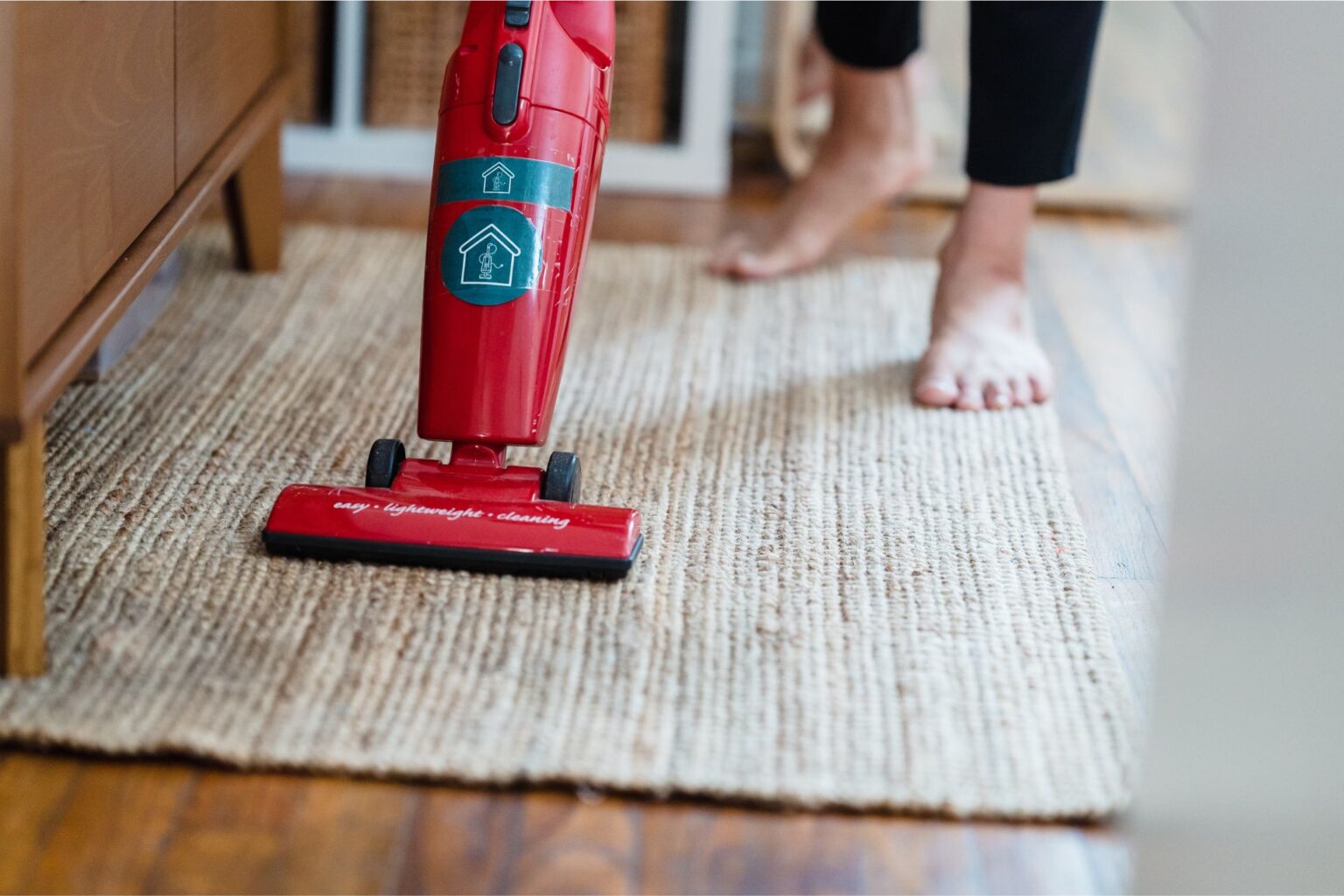 How Does a Vacuum Cleaner Work? - 2026